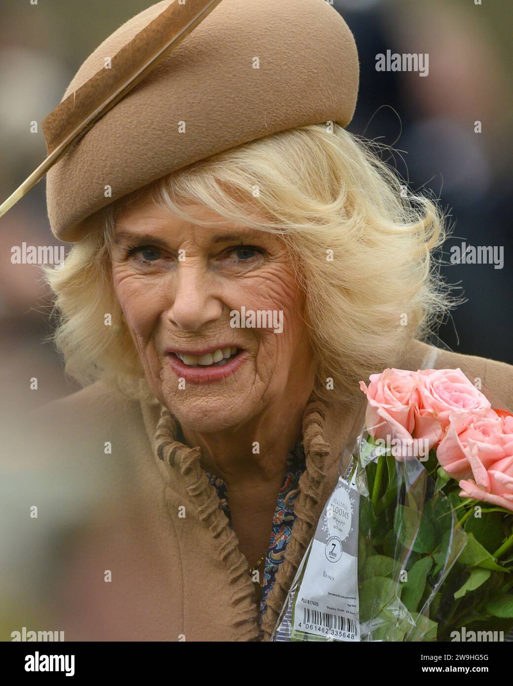 The Queen greets well-wishers after attending the Christmas service at ...