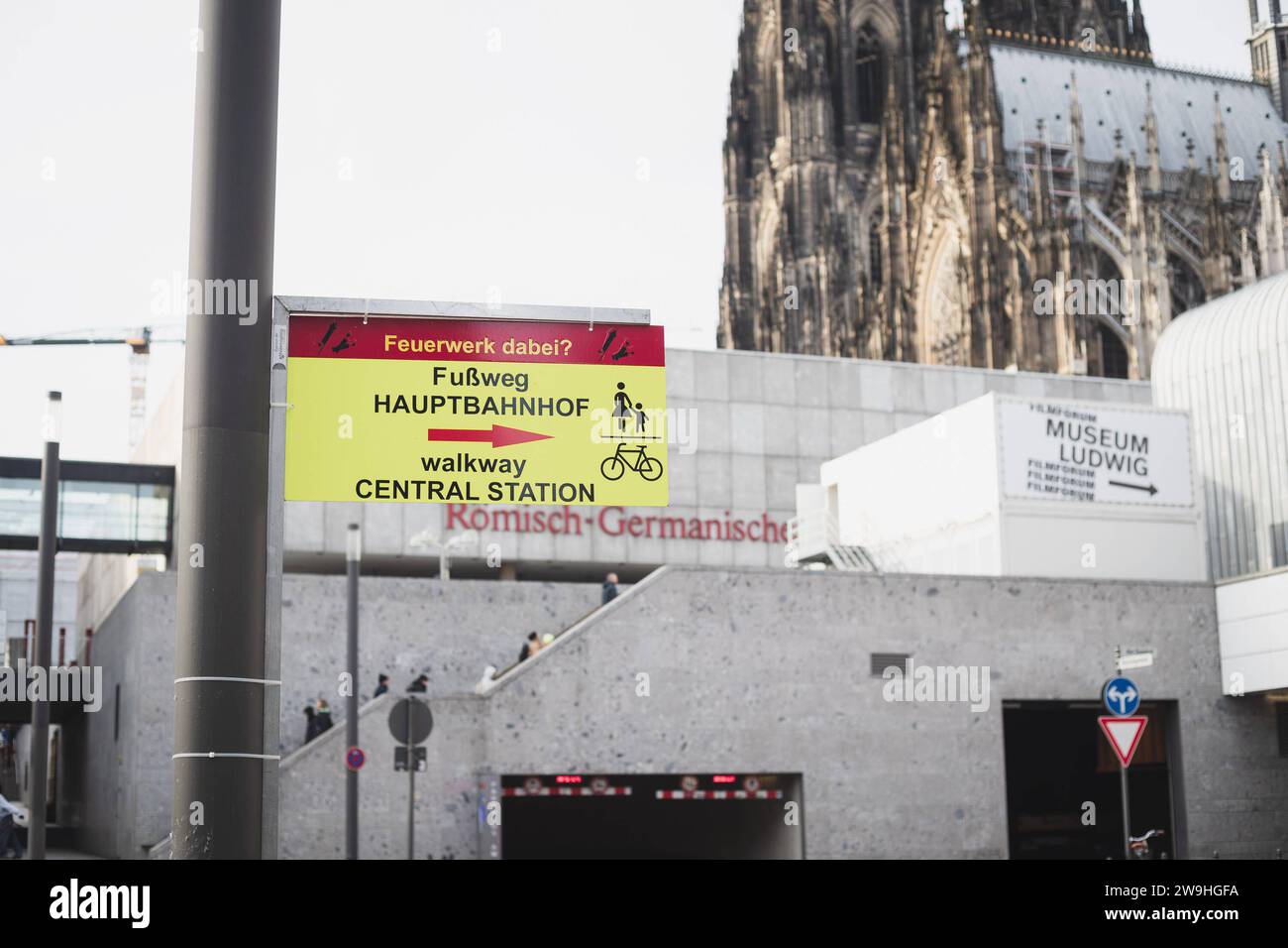 Vorbereitung zum Silvester in Köln, 28.12.2023 Ein Schild auf dem Steht ...