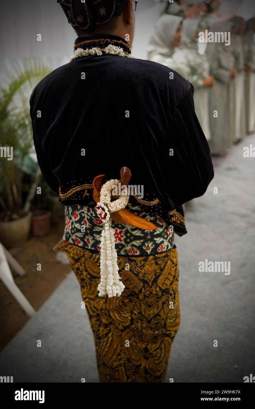 Indonesian traditional suit hi-res stock photography and images - Alamy