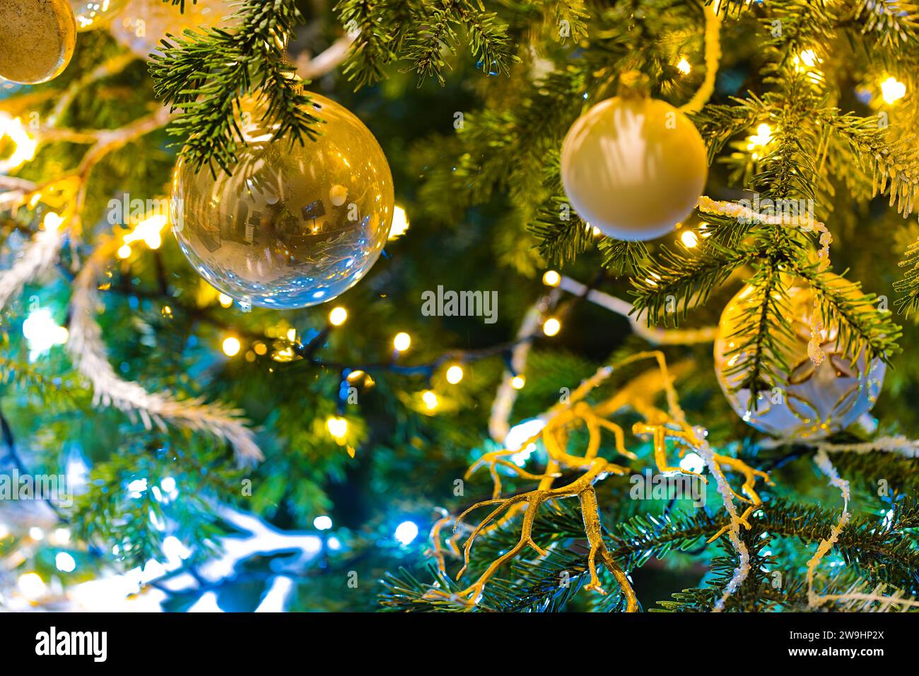 Glowing holiday ornaments hi-res stock photography and images - Alamy
