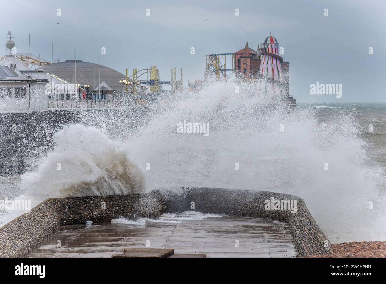 Brighton, December 27th 2023: Brighton seafront is battered by waves at ...