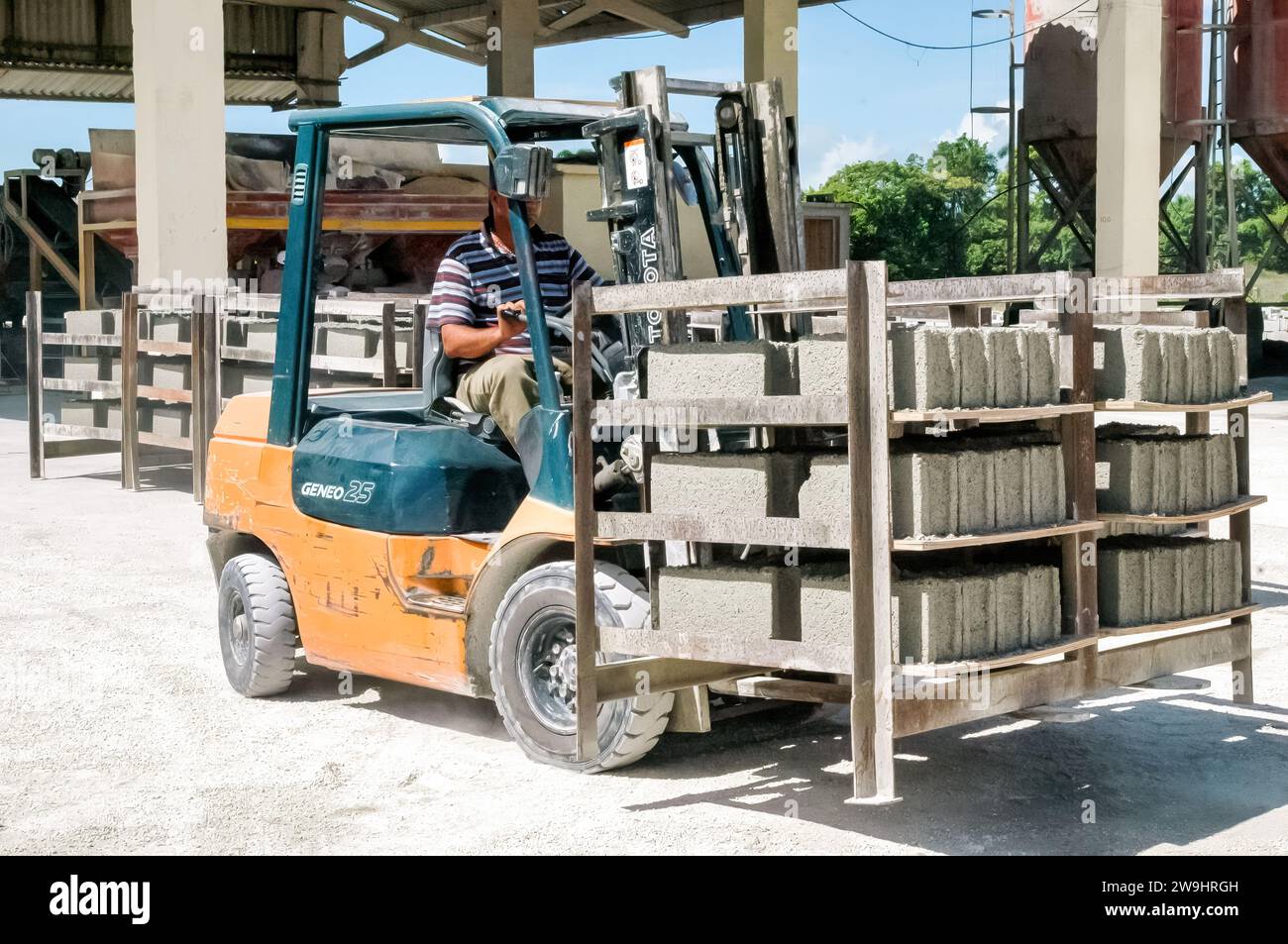 Men lift blocks hi-res stock photography and images - Alamy