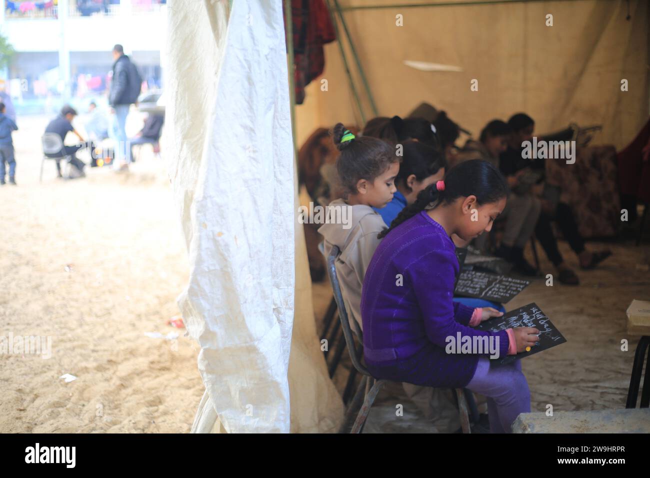Rafah, Palestinian Territories. 28th Dec, 2023. Palestinian children ...