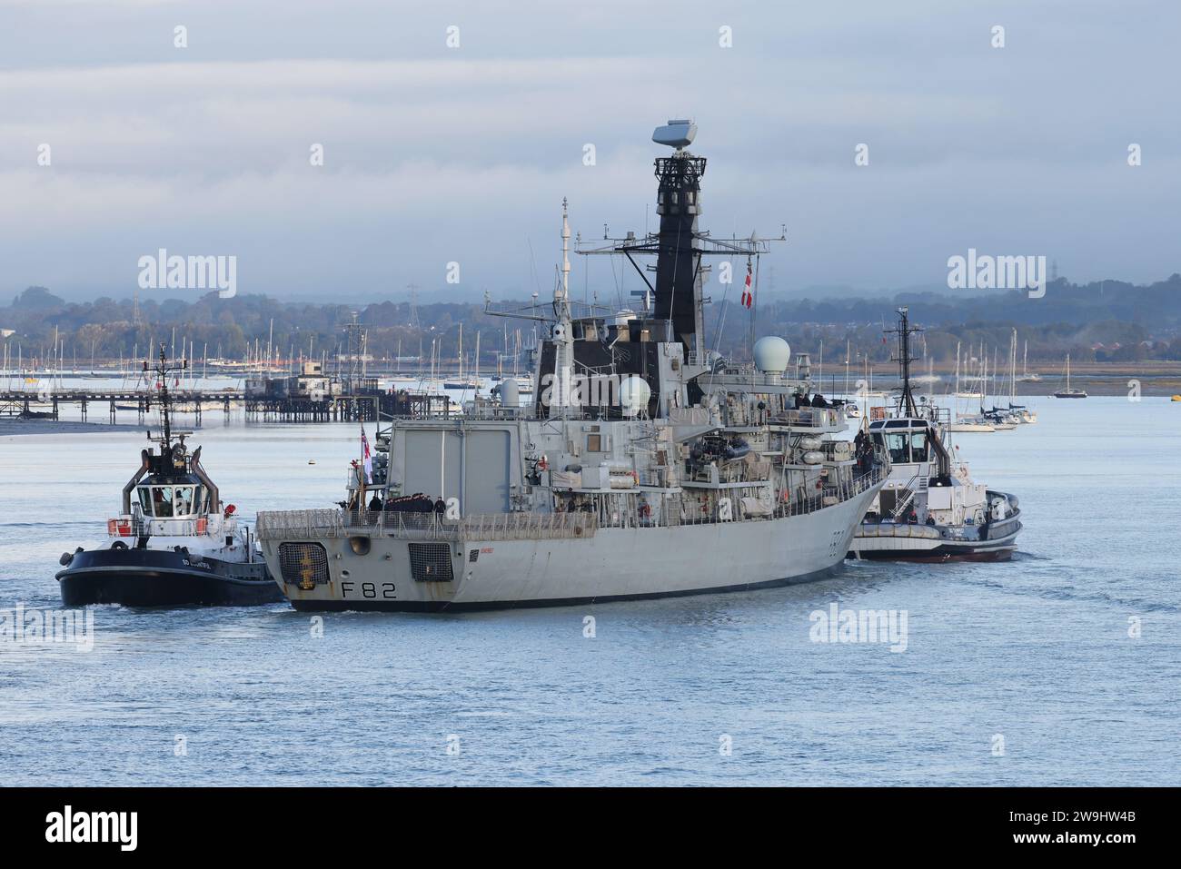 Tugs guide the Royal Navy Duke class Type 23 frigate HMS SOMERSET ...