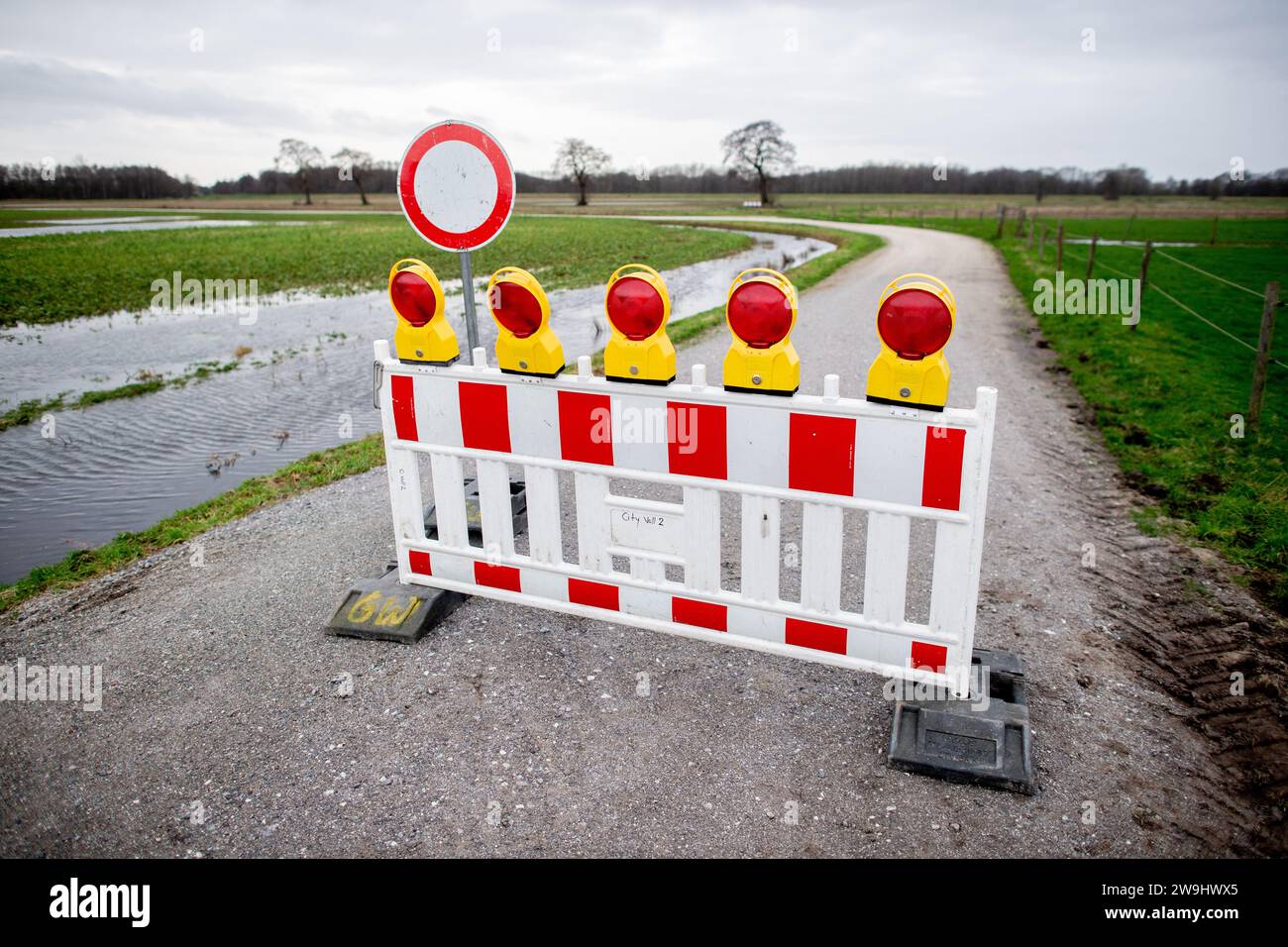 Oldenburg, Germany. 28th Dec, 2023. A barrier beacon stands on a dirt ...