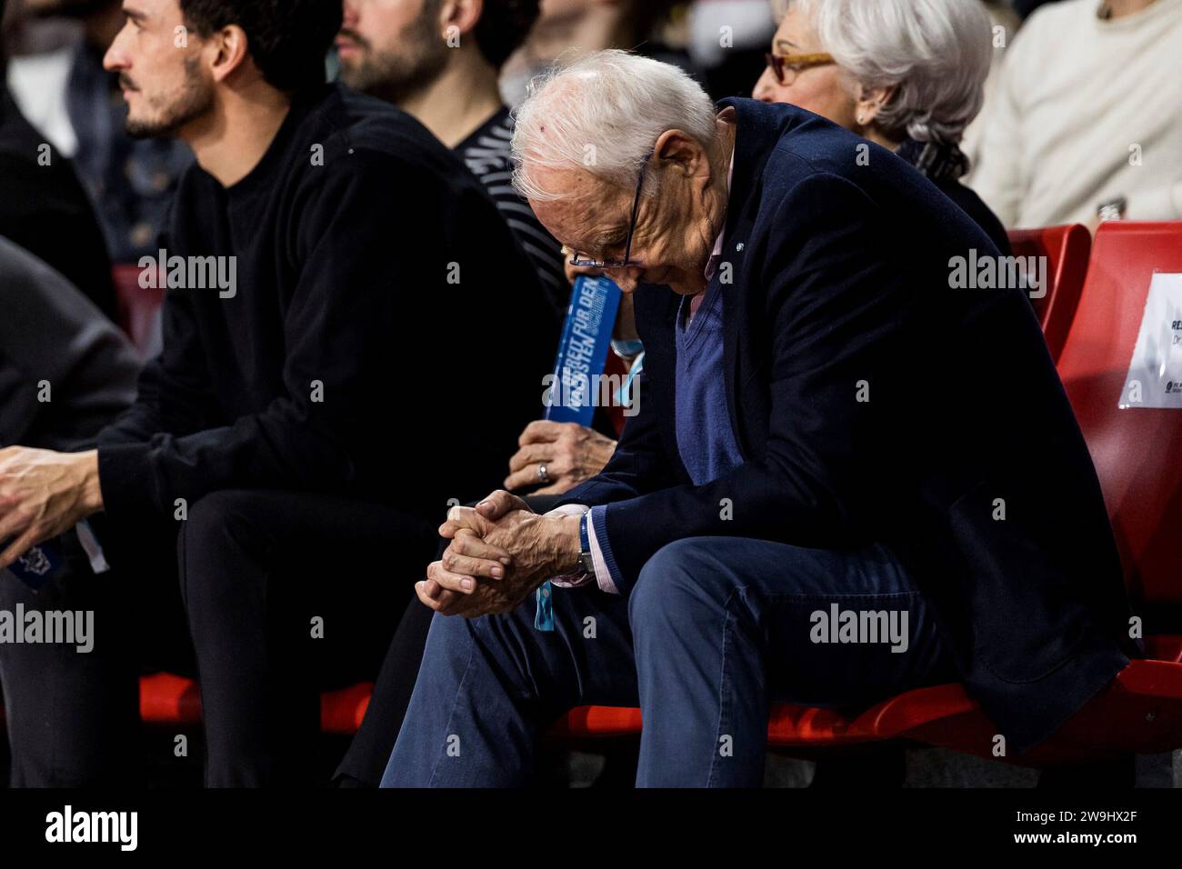 Edmund Stoiber (ehemaliger Ministerpr?sident Bayern) mit gesenktem Kopf Turkish Airlines ...