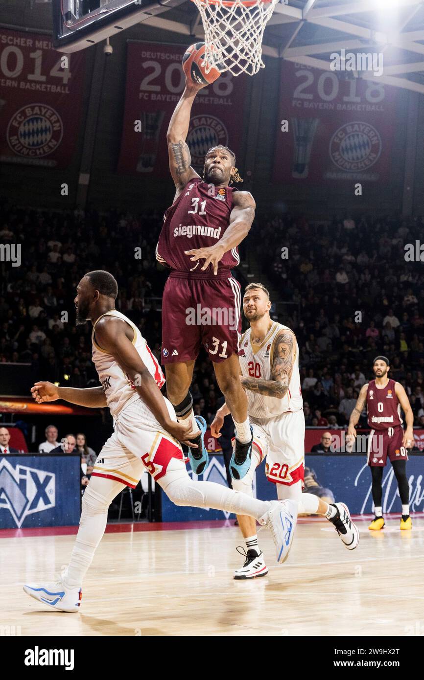 Devin Booker (FC Bayern M?nchen, #31) dunkt, Donta Hall (AS Monaco, #45) Hand am Kn?chel ...