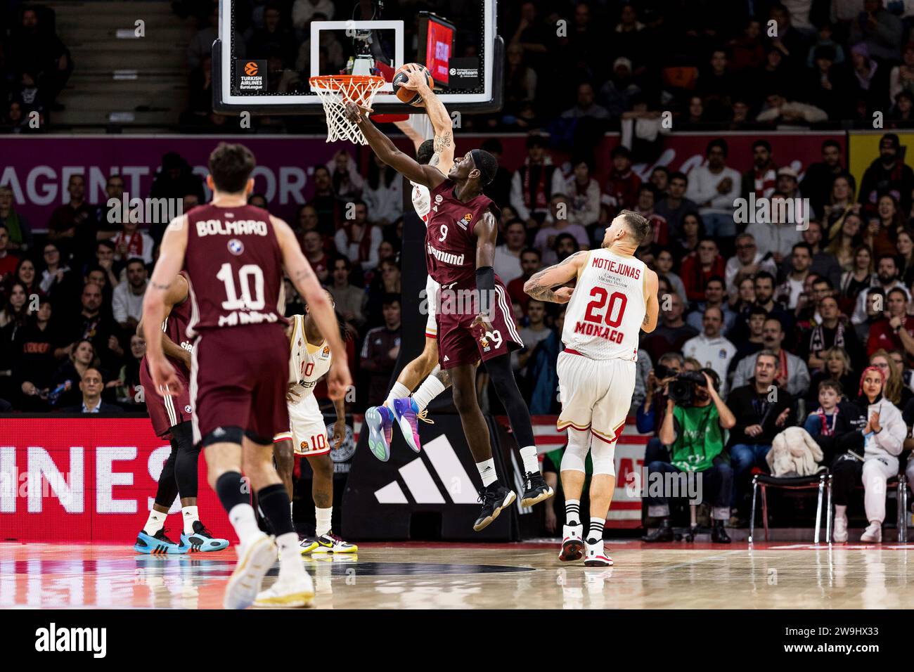 Isaac Bonga (FC Bayern M?nchen, #9) geht zum Korb, Steal Mike James (AS ...