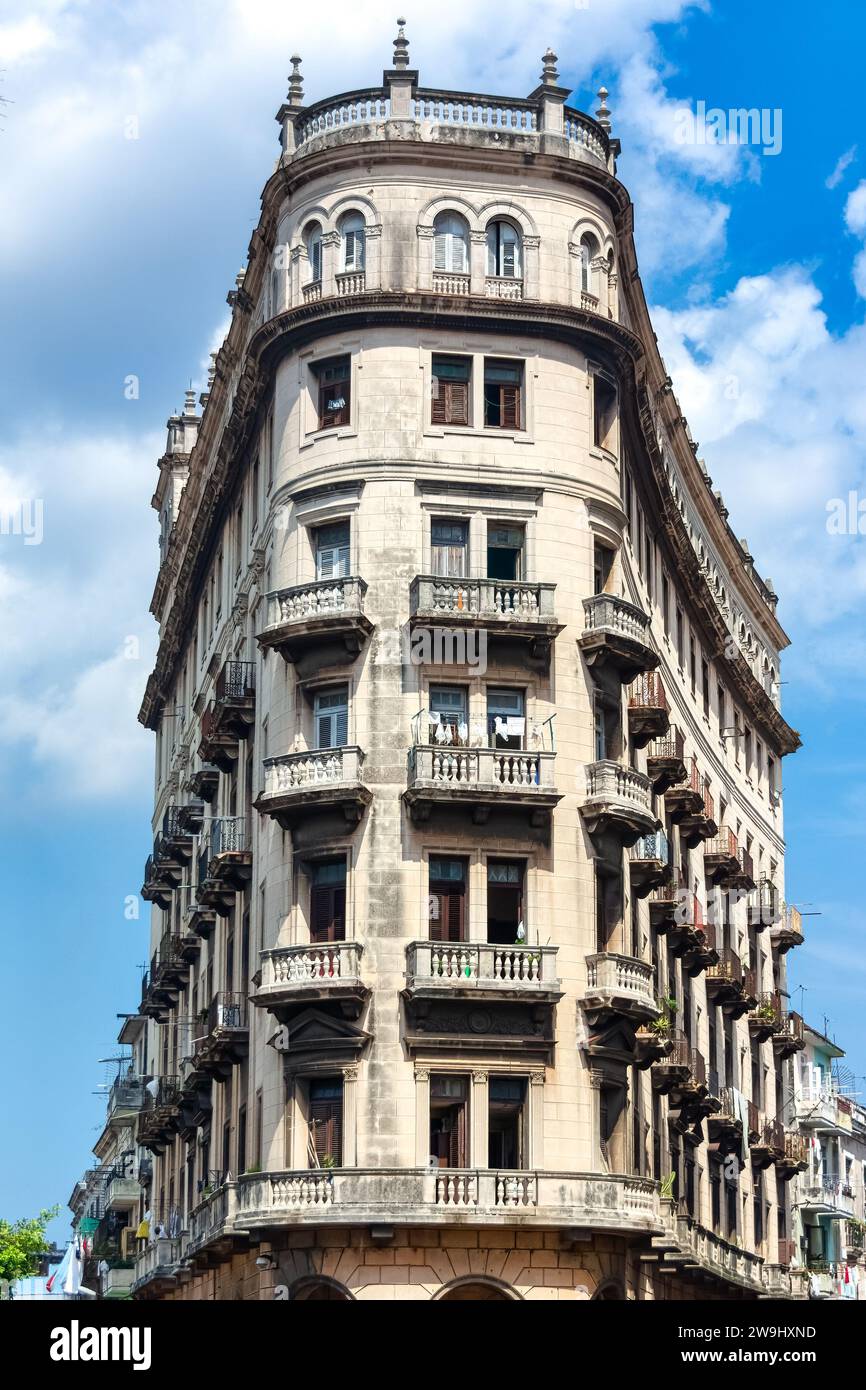 Old fashioned curved architecture hi-res stock photography and images ...