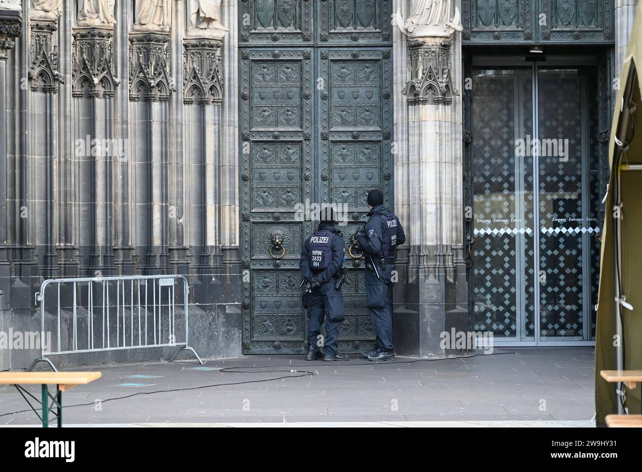 Eingang zum Kölner Dom und Sicherheitsmassnahmen nach Terrorwarnung am ...