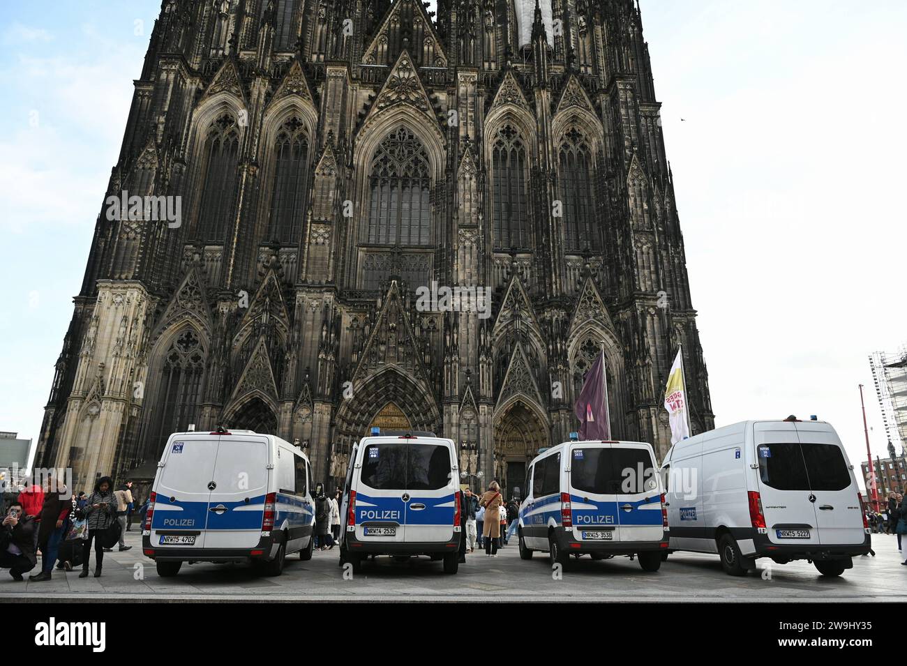Eingang zum Kölner Dom und Sicherheitsmassnahmen nach Terrorwarnung am ...