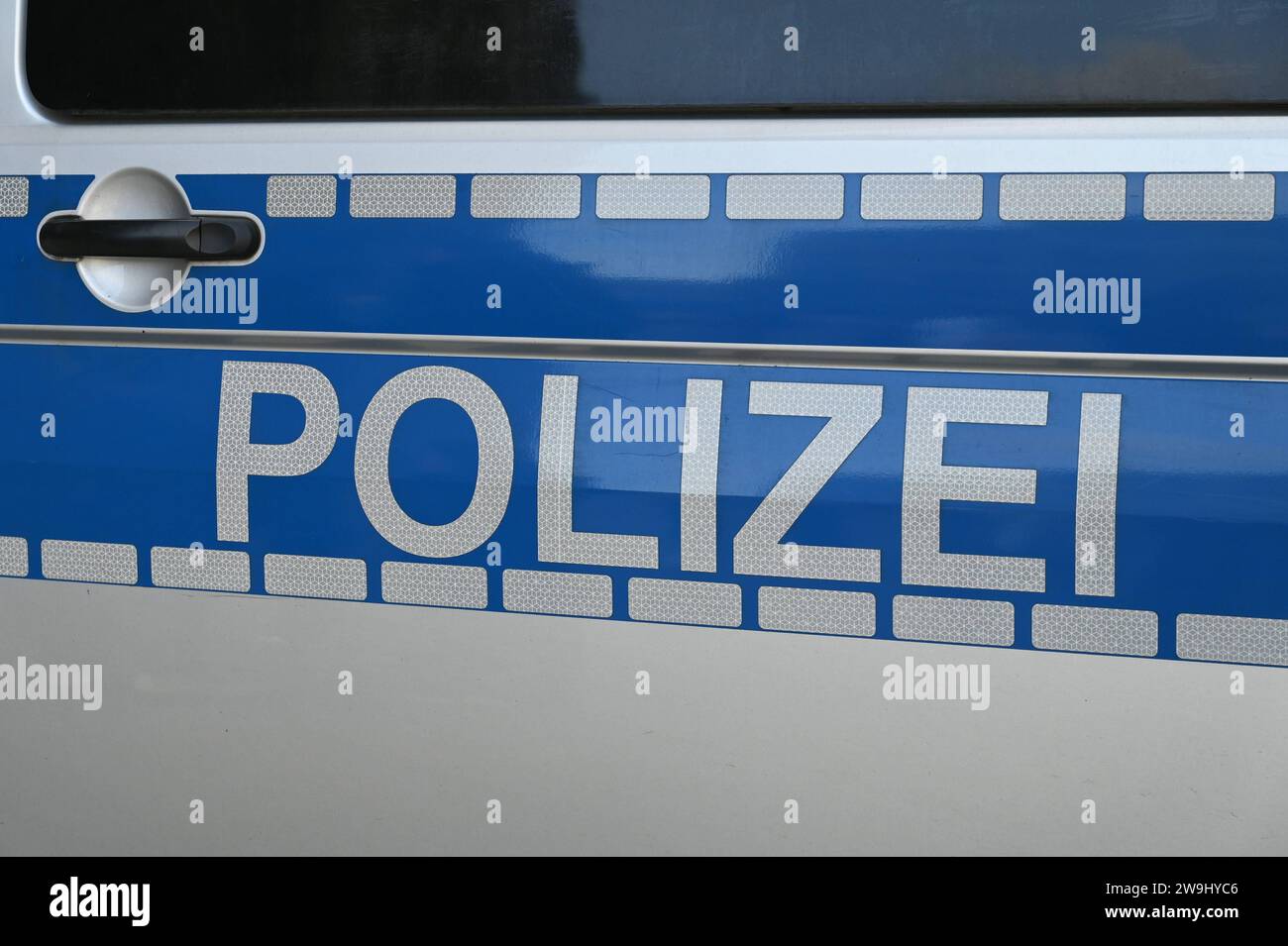 Schriftzug POLIZEI an einem Polizeiwagen, Einsatzfahrzeug *** POLIZEI ...