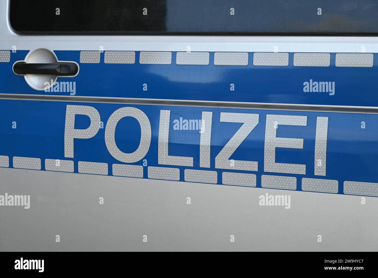 Schriftzug POLIZEI an einem Polizeiwagen, Einsatzfahrzeug *** POLIZEI ...