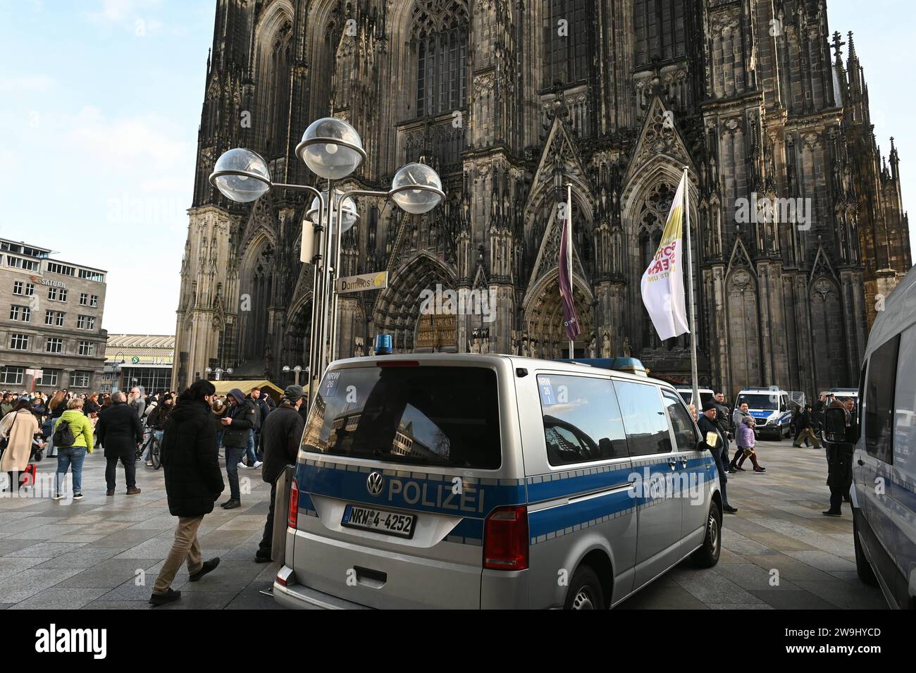 Eingang zum Kölner Dom und Sicherheitsmassnahmen nach Terrorwarnung am ...