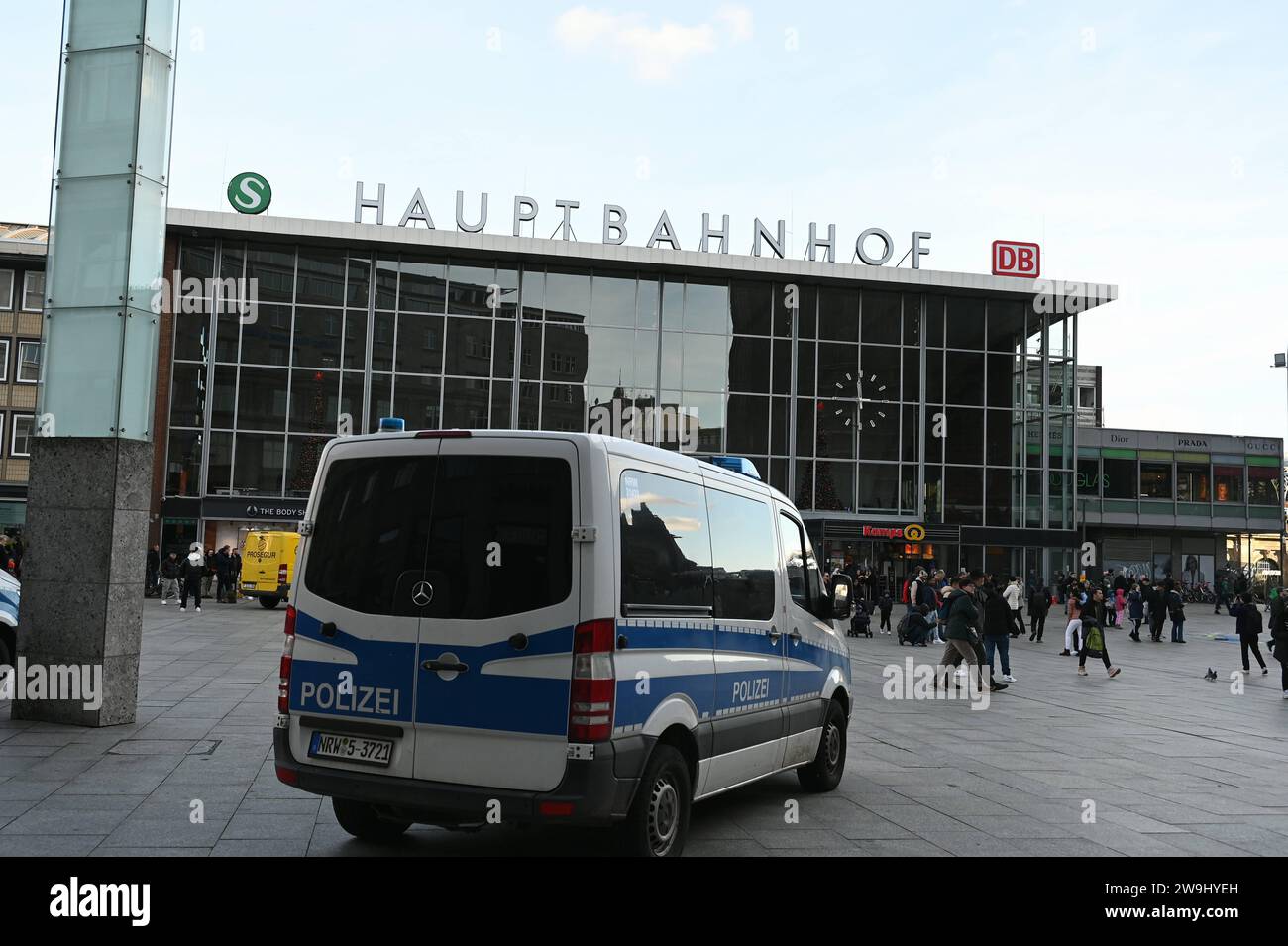 Ein Einsatzfahrzeug der Polizei steht vor dem Kölner Hauptbahnhof ...