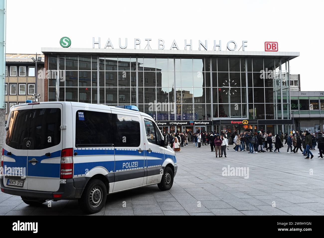 Ein Einsatzfahrzeug der Polizei steht vor dem Kölner Hauptbahnhof ...