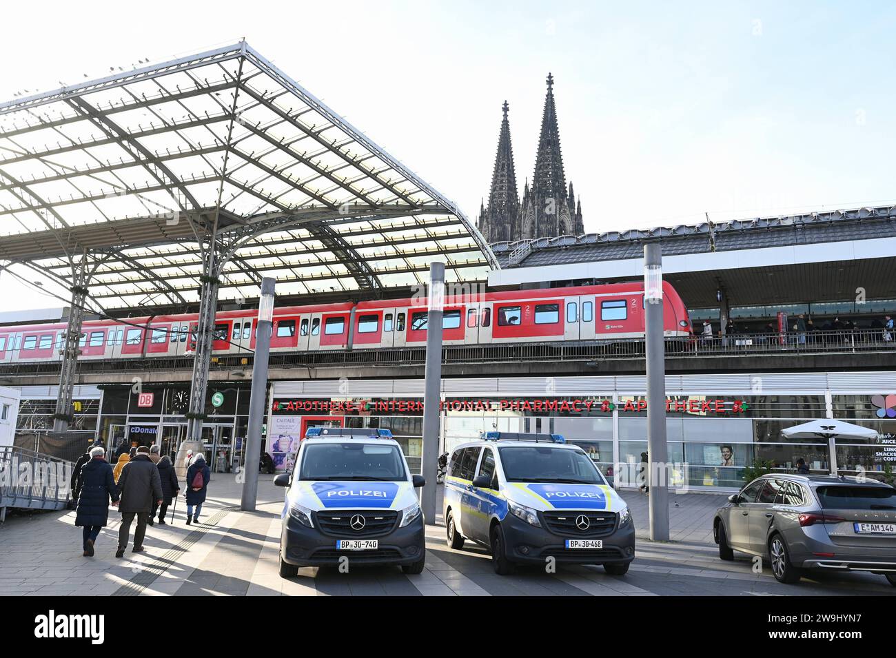 Schriftzug POLIZEI auf einem Einsatzfahrzeug, Polizeiwagen der ...