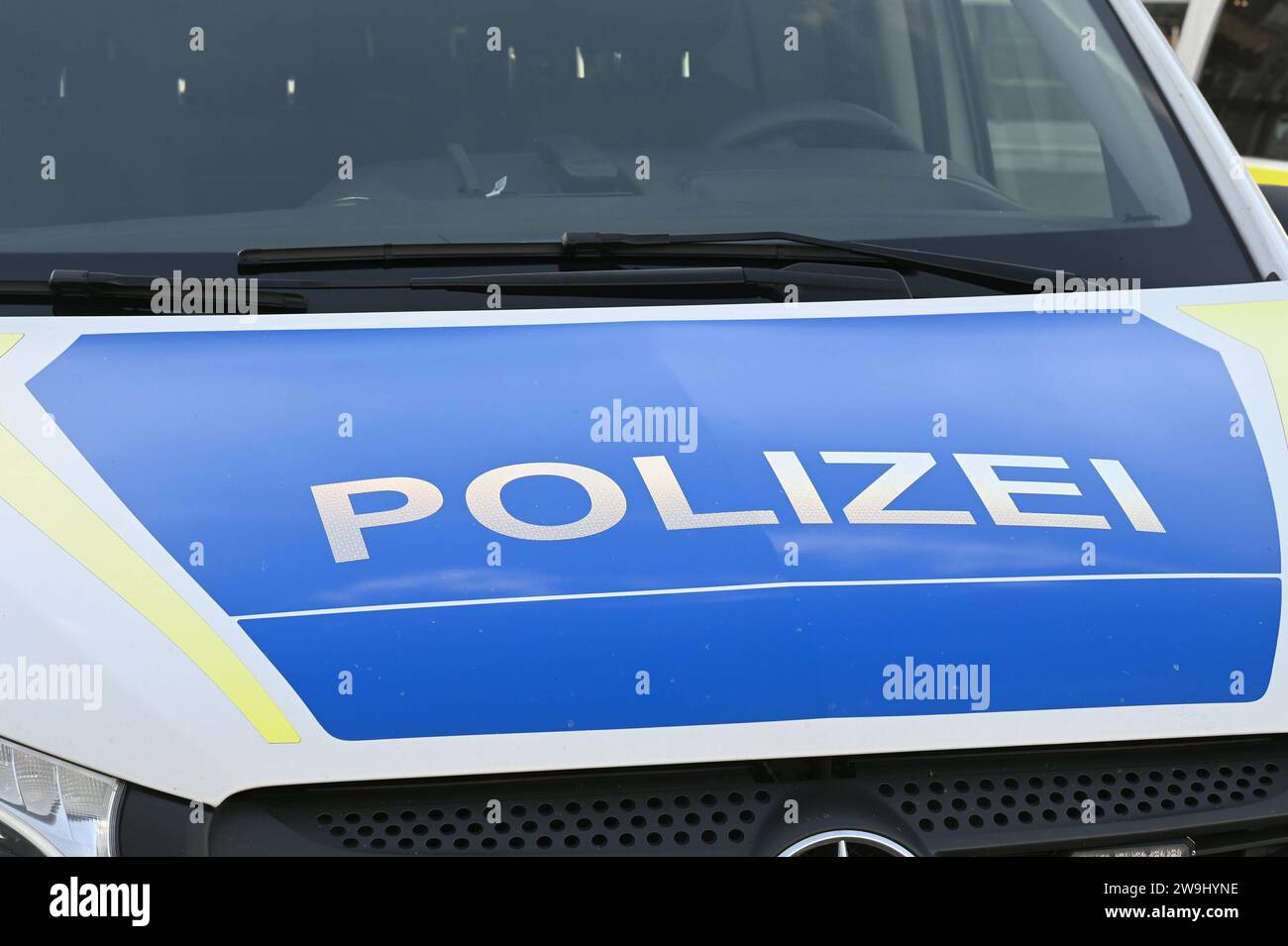 Schriftzug POLIZEI auf einem Einsatzfahrzeug, Polizeiwagen *** POLIZEI ...