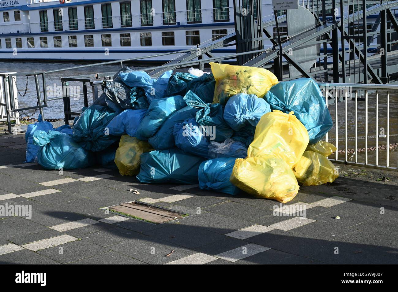 gelbe und blaue Pastik Müllsäcke liegen am Strassenrand *** Yellow and ...