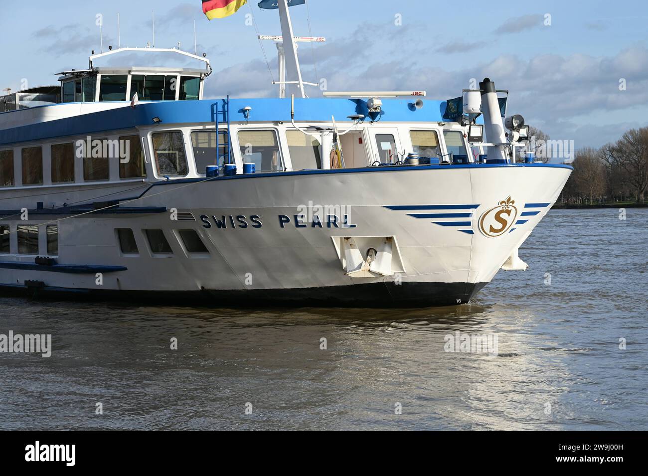 Das Passagier Motorschiff MS Swiss Pearl für Flusskreuzfahrten liegt ...
