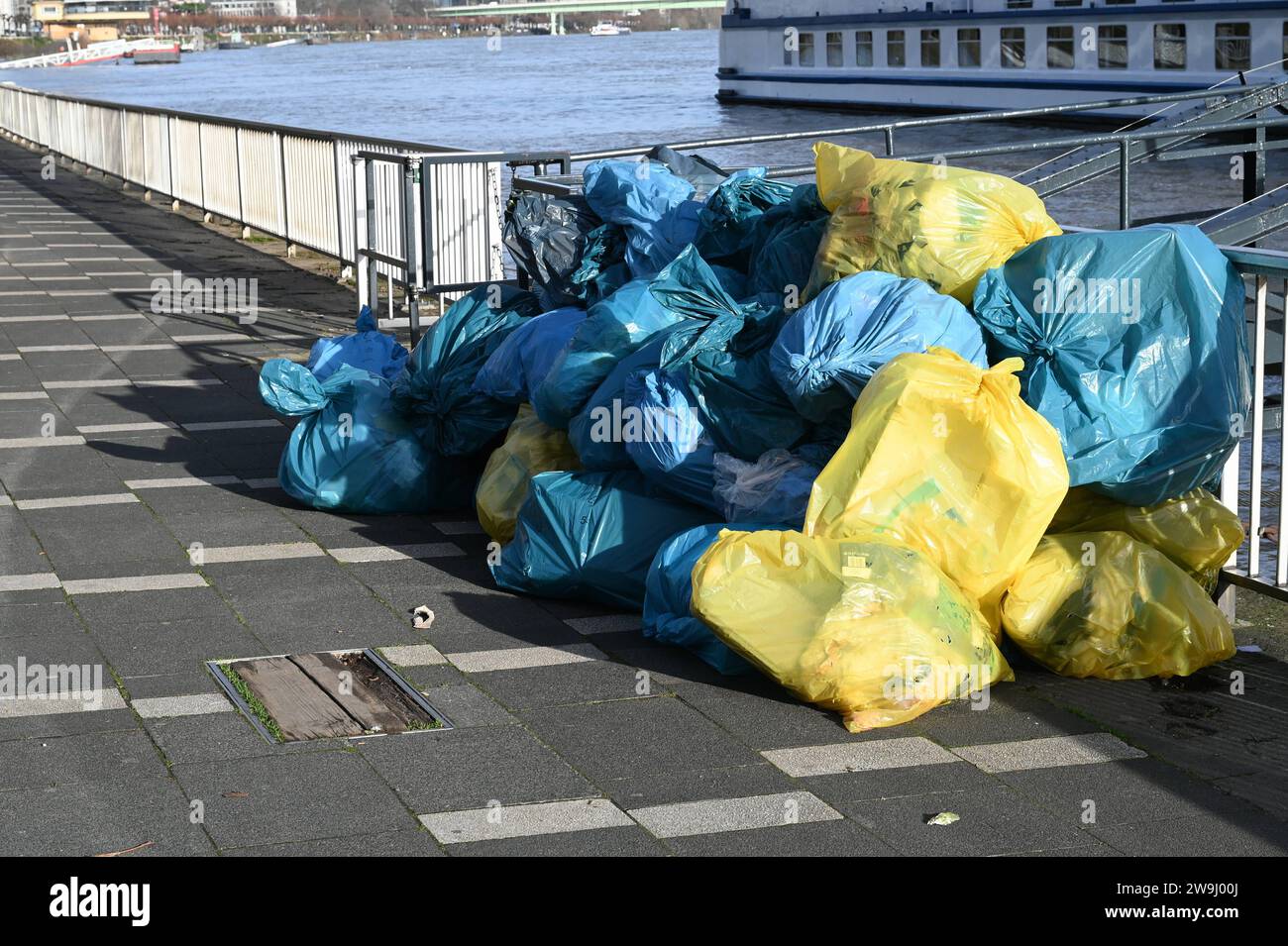 gelbe und blaue Pastik Müllsäcke liegen am Strassenrand *** Yellow and ...