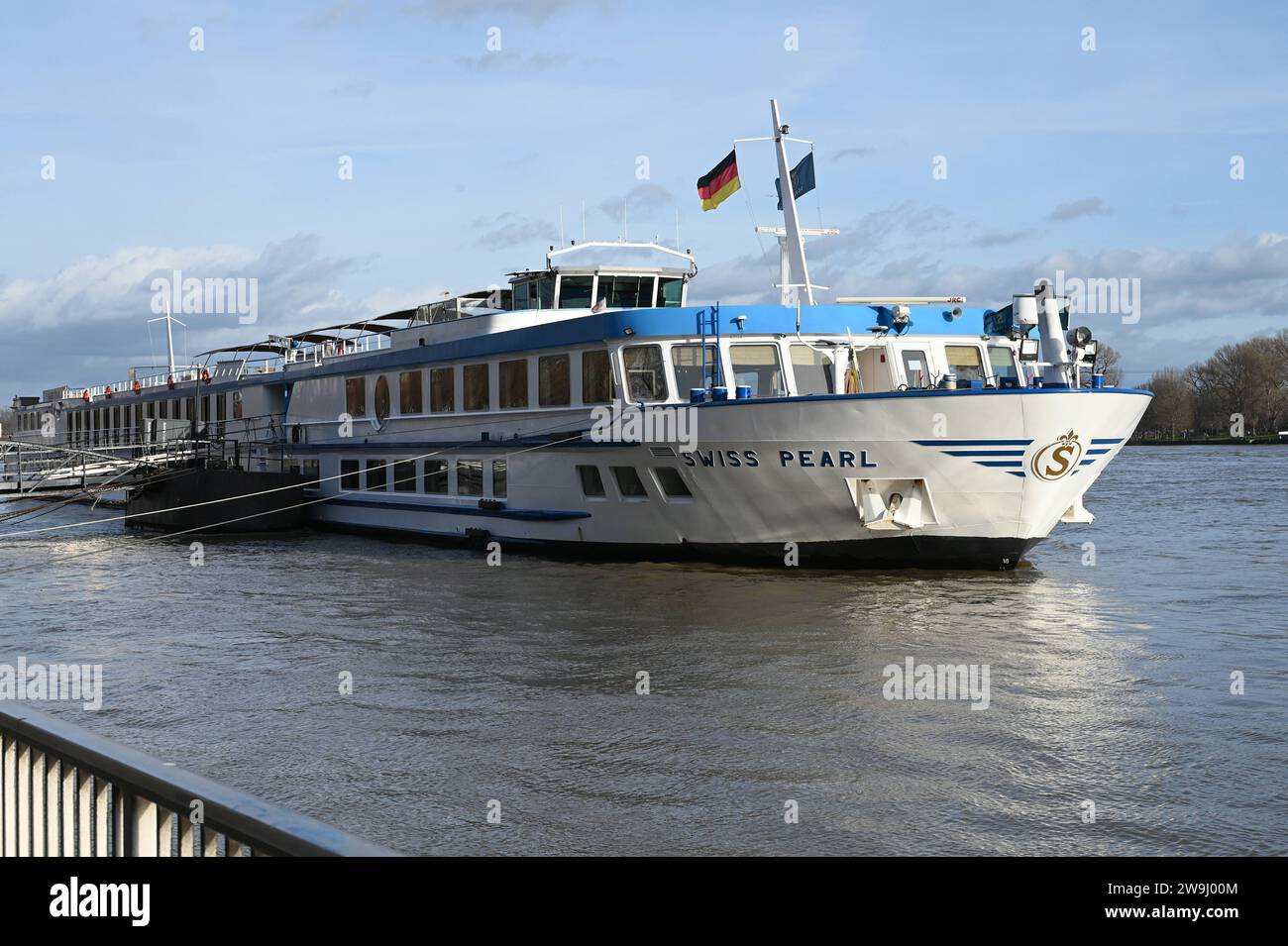 Das Passagier Motorschiff MS Swiss Pearl für Flusskreuzfahrten liegt ...