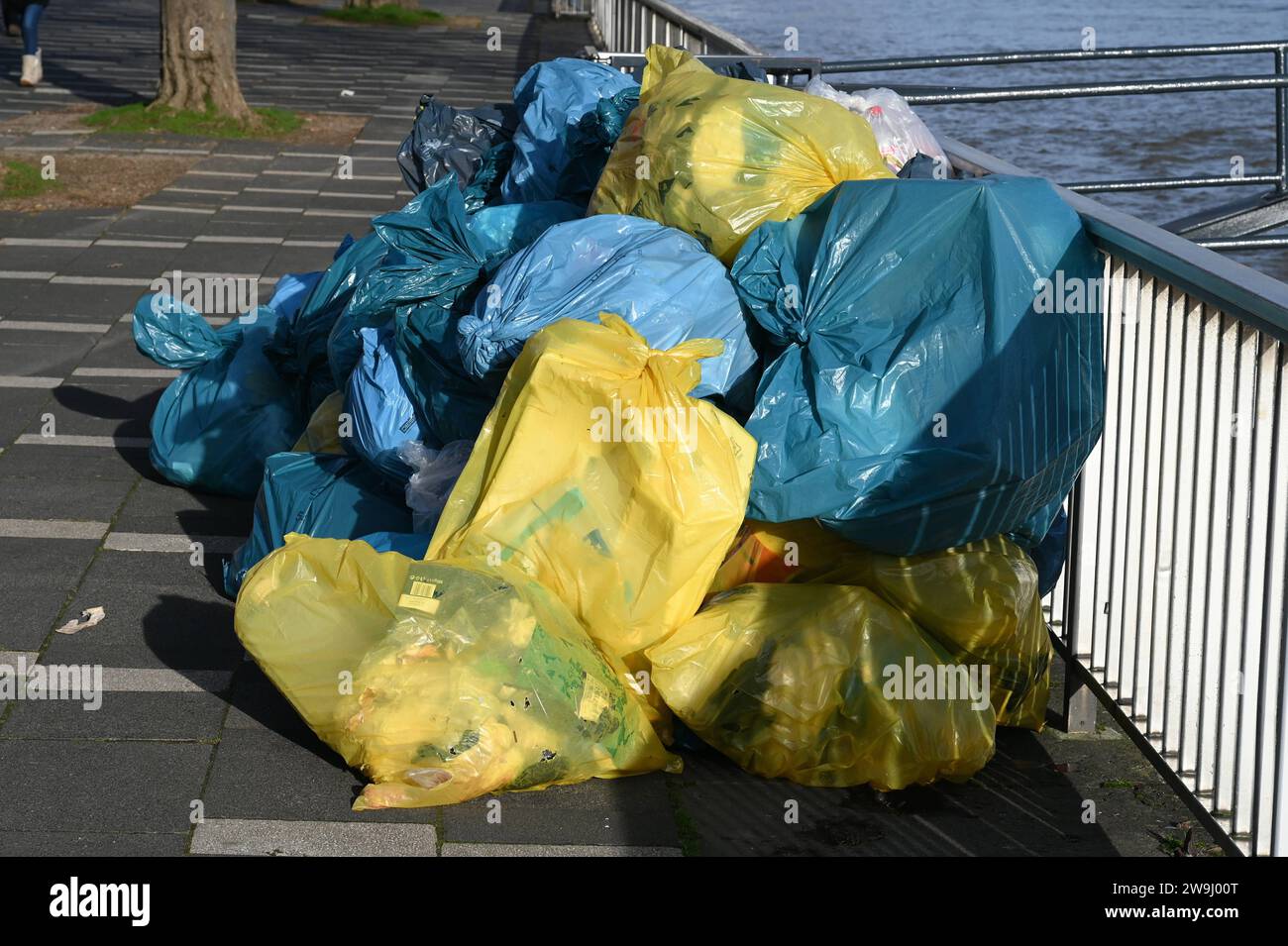 gelbe und blaue Pastik Müllsäcke liegen am Strassenrand *** Yellow and ...