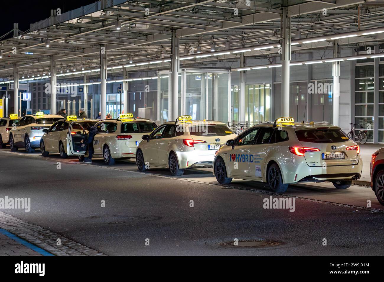Wartende Taxis am Flughafen Nürnberg am Ankuftsterminal auf ankommende ...