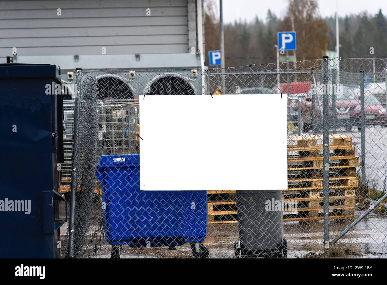 Sign on chain link fence background hi-res stock photography and images ...