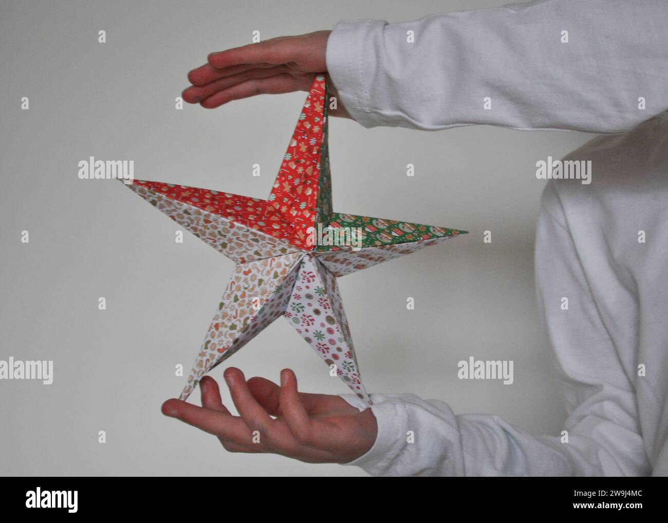Girl carrying homemade stars hi-res stock photography and images - Alamy