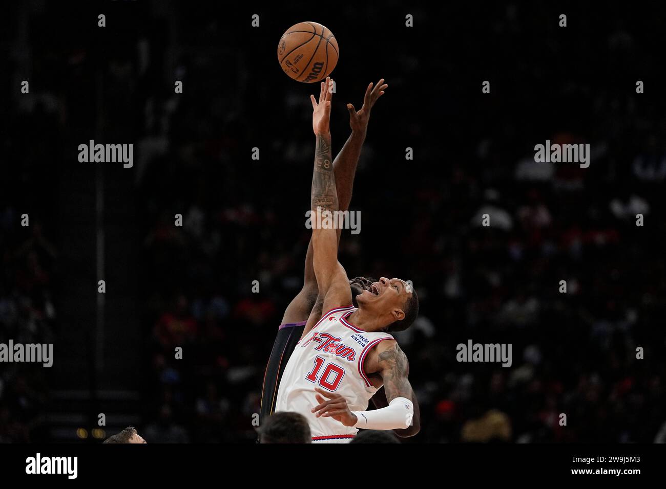 Houston Rockets forward Jabari Smith Jr. (10) and Phoenix Suns center ...