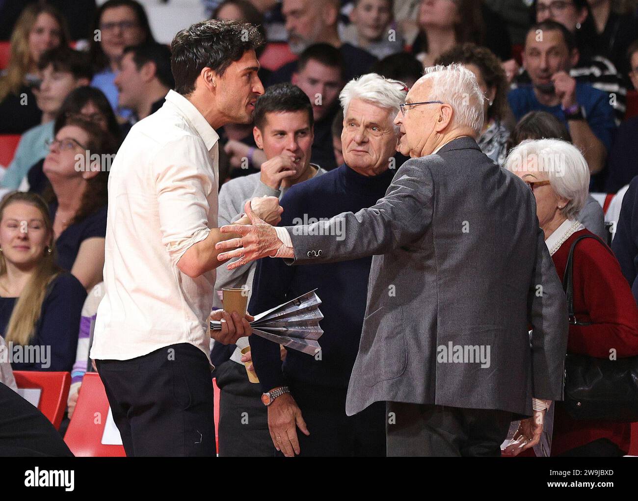 Mats Hummels im Gespraech mit Dr. Edmund Stoiber. GER, FC Bayern ...