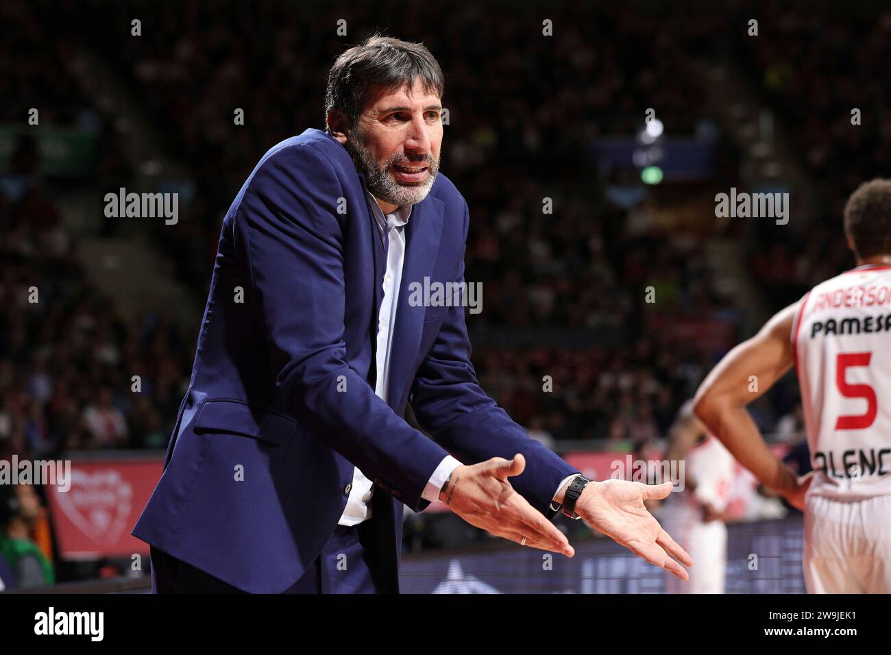 Alex Mumbru (Valencia Basket, Cheftrainer) gestikuliert. GER, FC Bayern ...