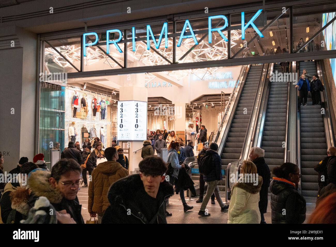 Madrid, Spain. 28th Dec, 2023. Shoppers are seen arriving at the Irish ...