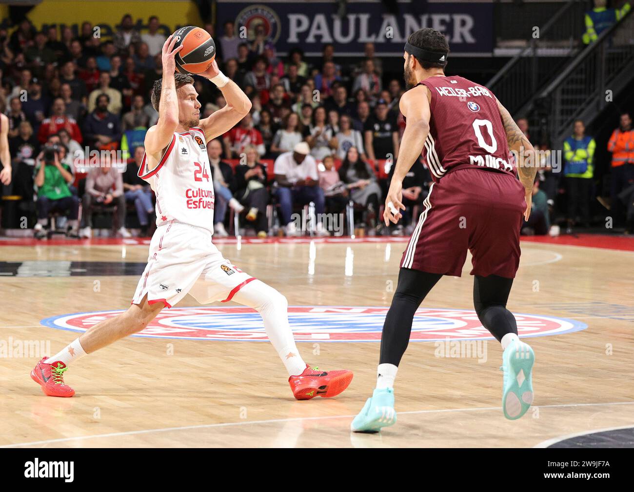 Martin Hermannsson (Valencia Basket, #24) am Ball. GER, FC Bayern ...
