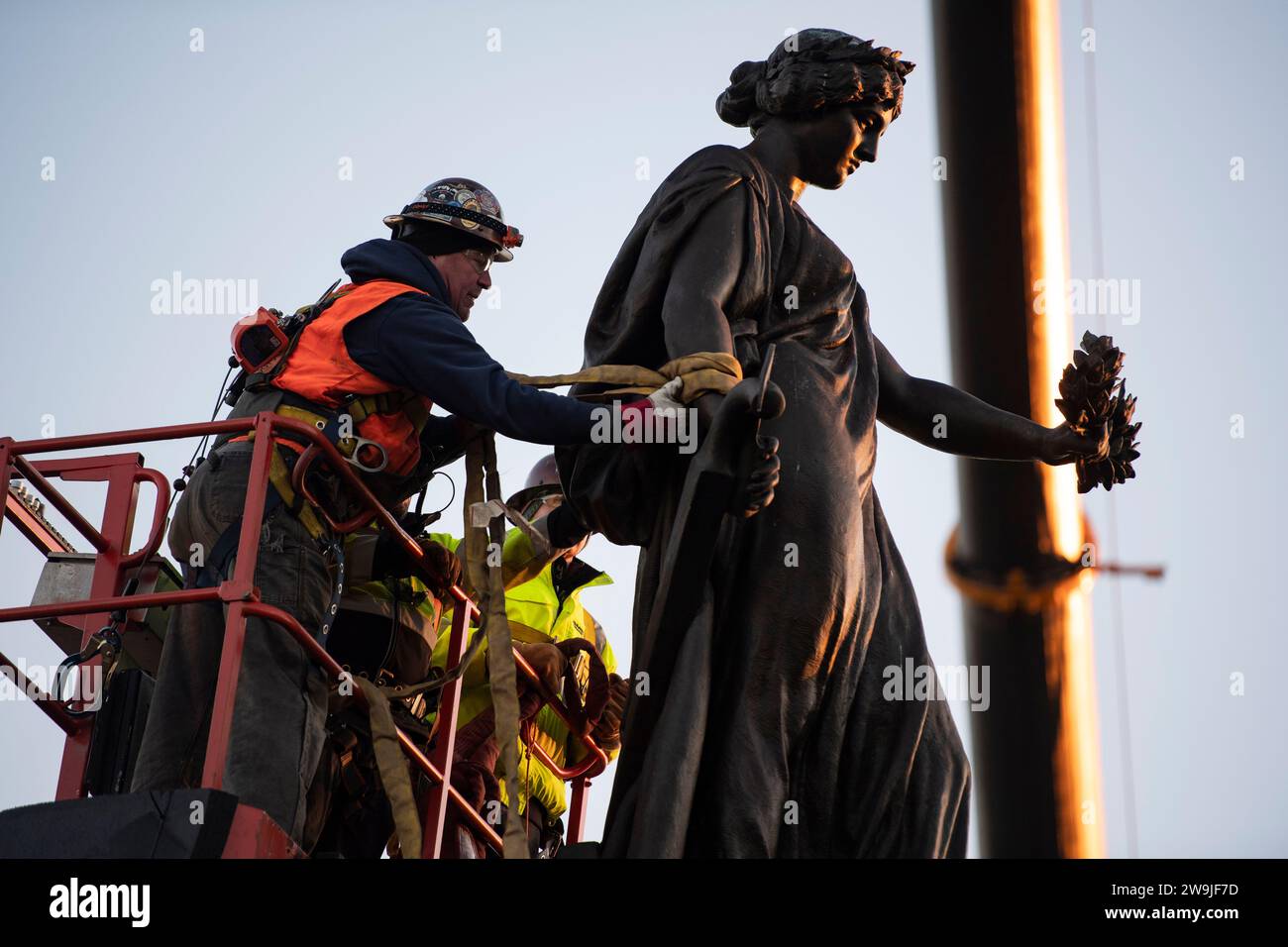 Arlington, United States of America. 20 December, 2023. Workers attach ...