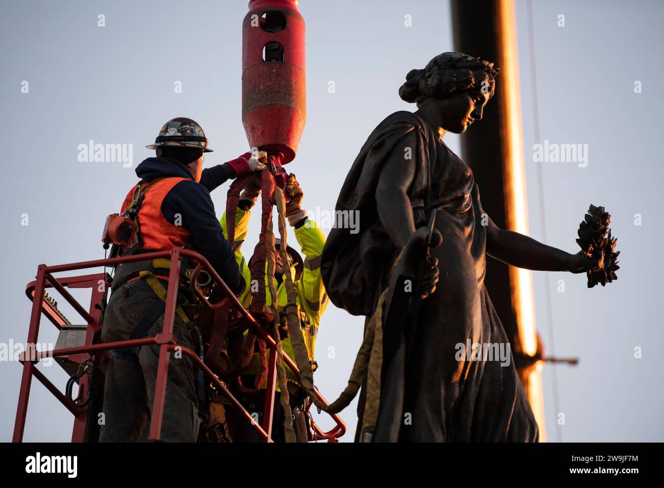 Arlington, United States of America. 20 December, 2023. Workers attach ...