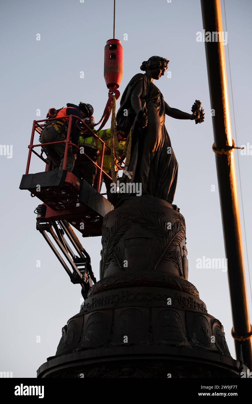 Arlington, United States of America. 20 December, 2023. Workers attach ...
