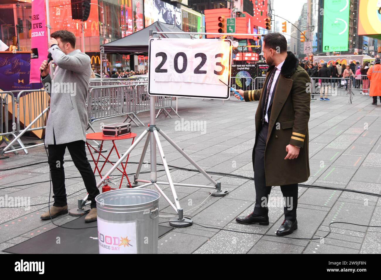 New York, USA. 28th Dec, 2023. Jonathan Bennett and magician Devonte ...