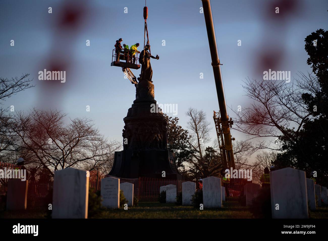 Arlington, United States of America. 20 December, 2023. Workers attach ...