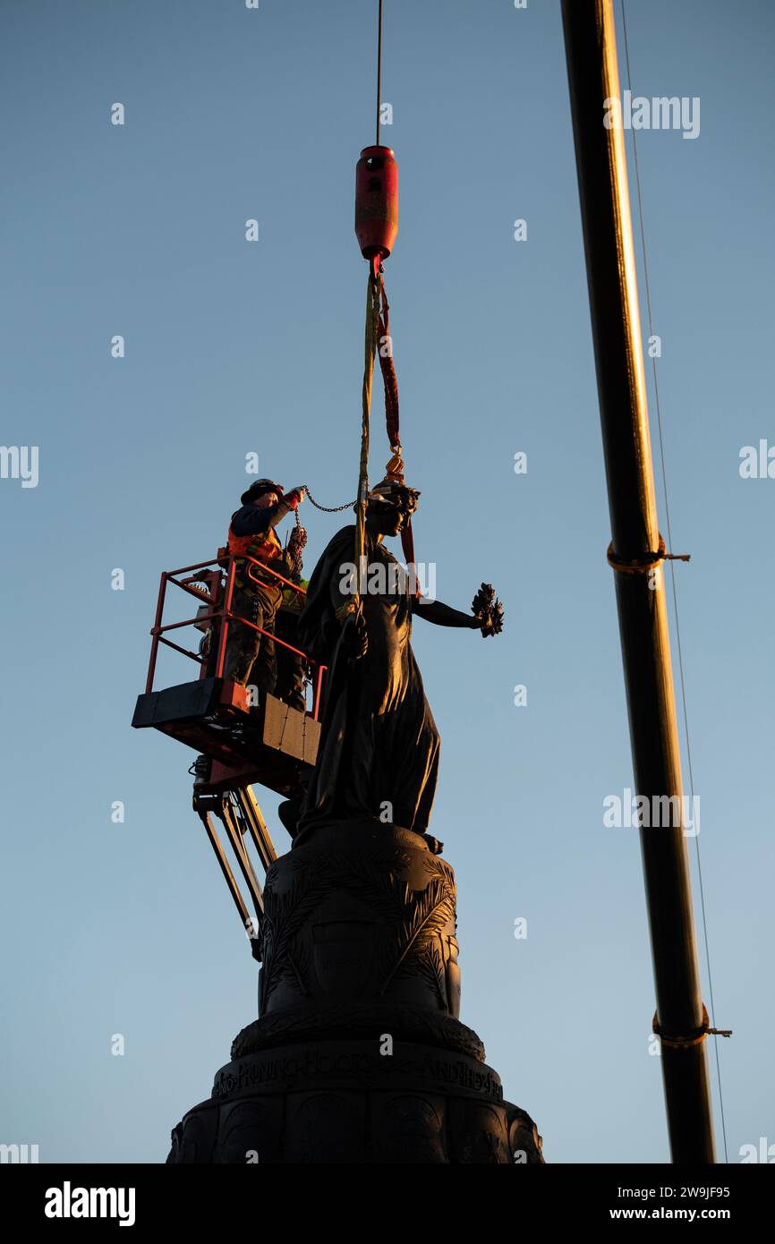 Arlington, United States of America. 20 December, 2023. Workers attach ...