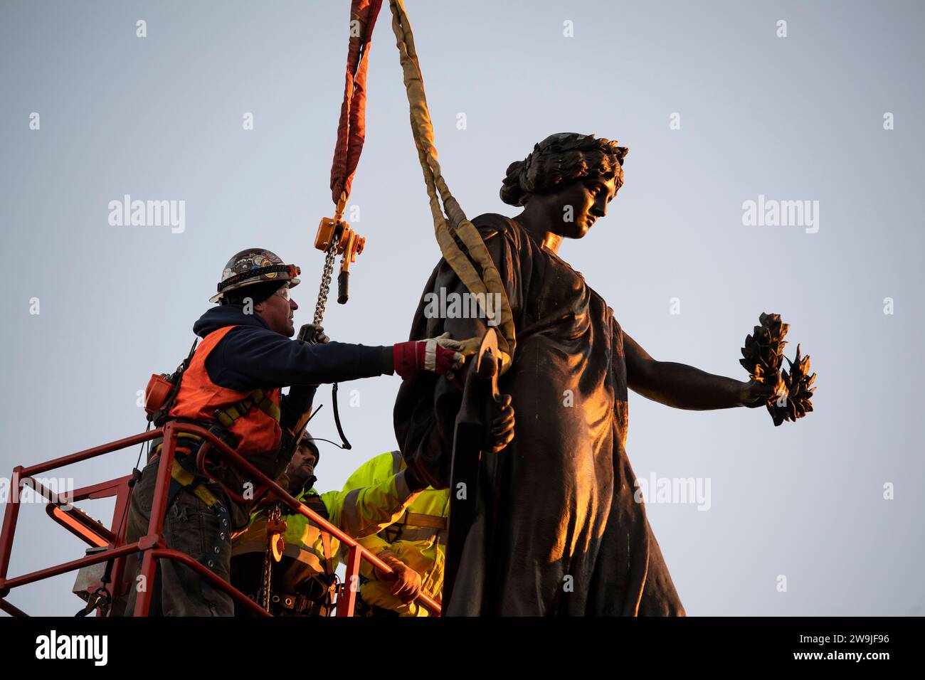Arlington, United States of America. 20 December, 2023. Workers attach ...