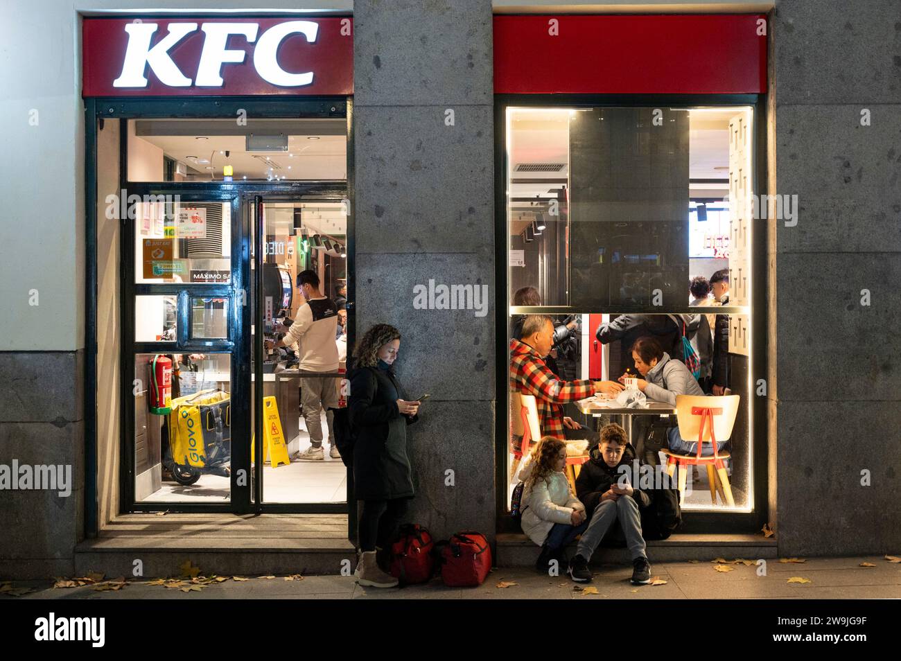 Madrid, Spain. 9th Dec, 2023. Customers are seen at the American fast ...