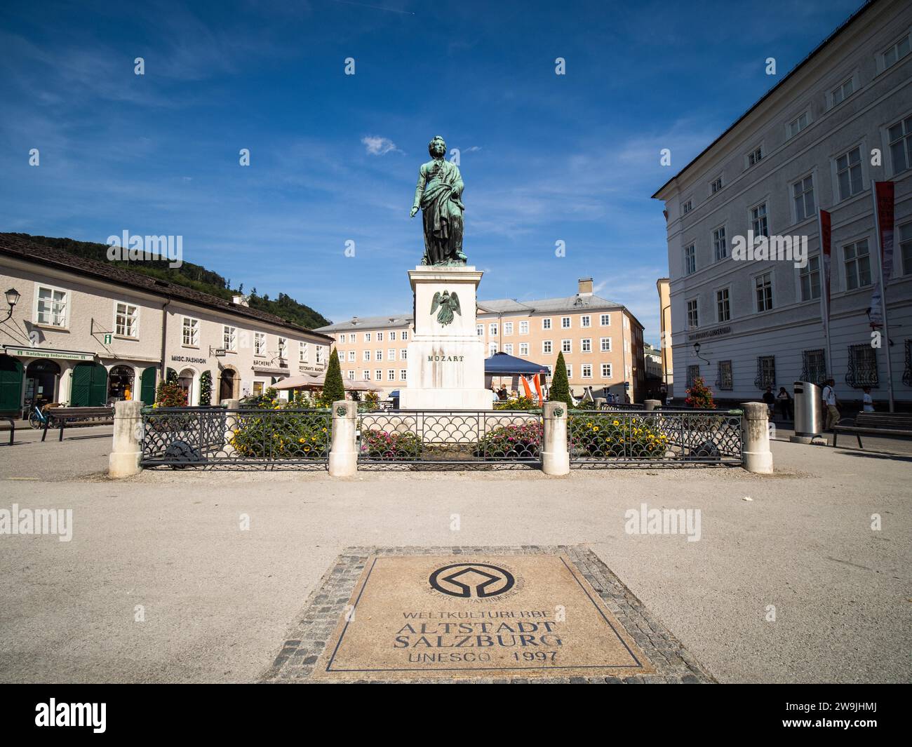 Mozart monument on Residenzplatz, Salzburg, Austria Stock Photo - Alamy