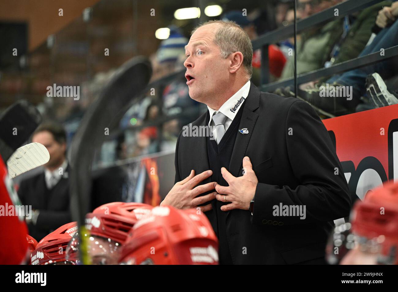 Schwenningen, Deutschland. 28th Dec, 2023. Steve Walker (Cheftrainer ...