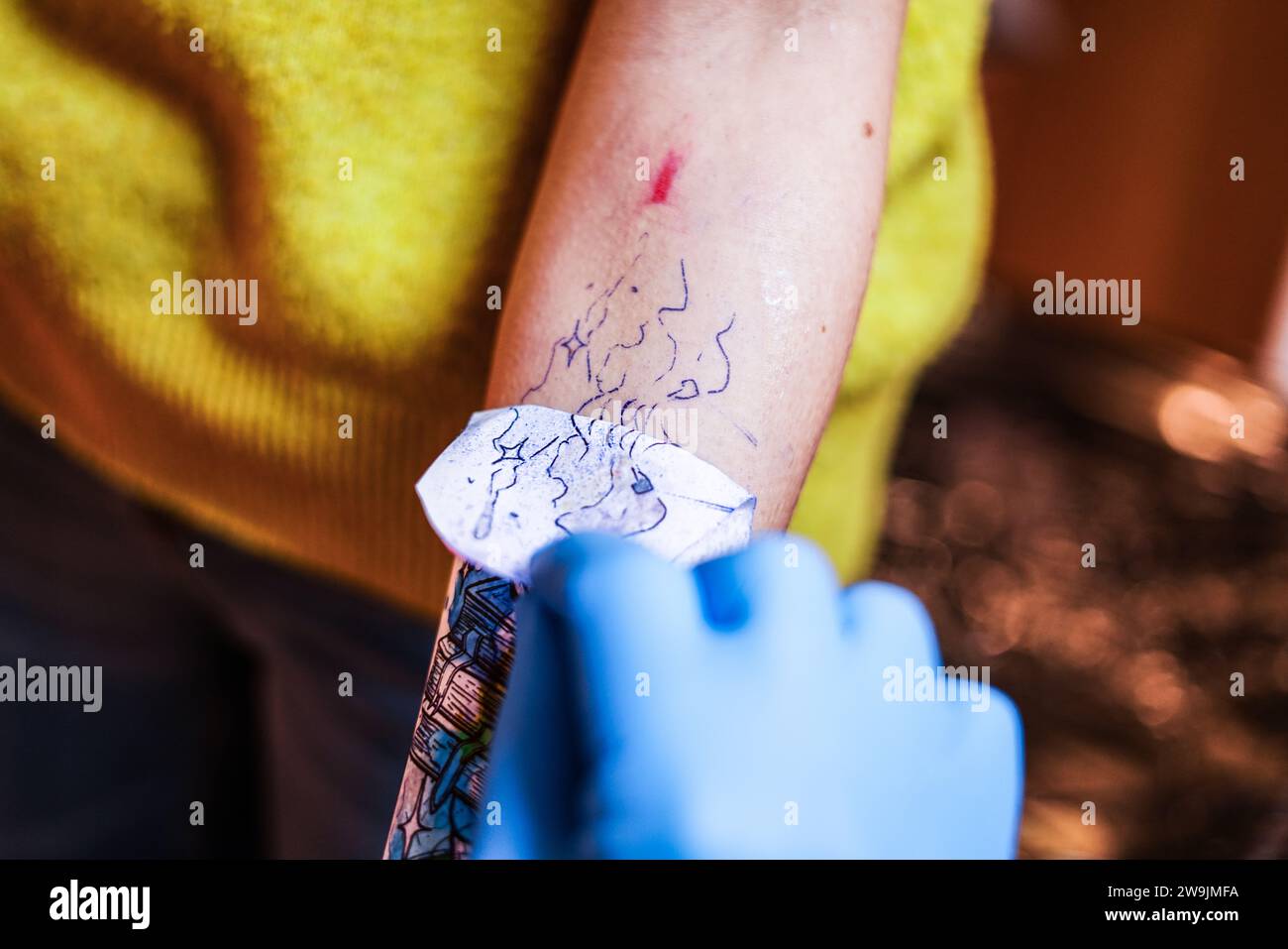 Making tattoo in the tattoo studio Stock Photo - Alamy