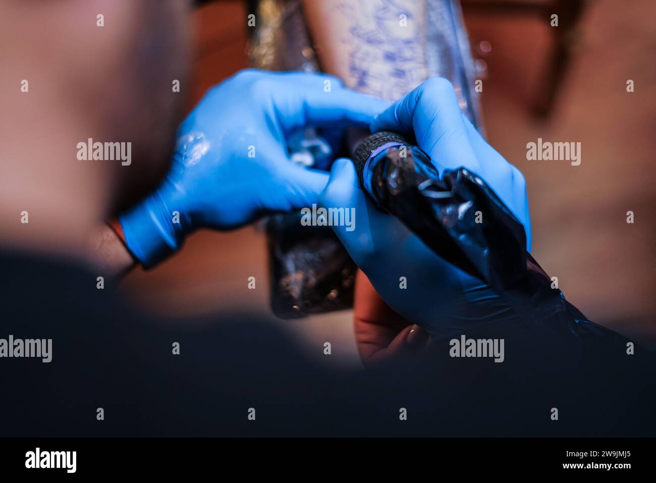 Making tattoo in the tattoo studio Stock Photo - Alamy
