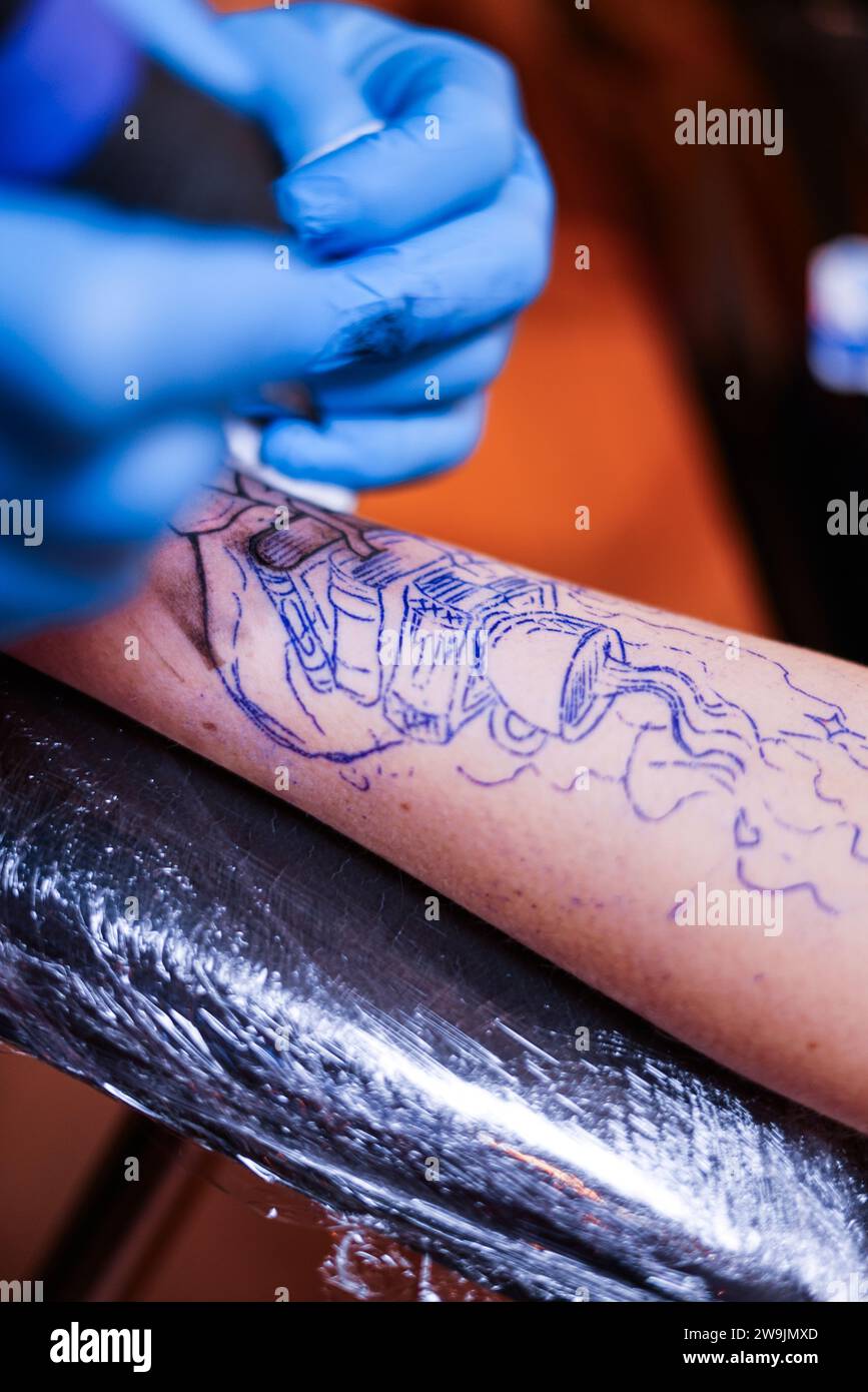 Making tattoo in the tattoo studio Stock Photo - Alamy