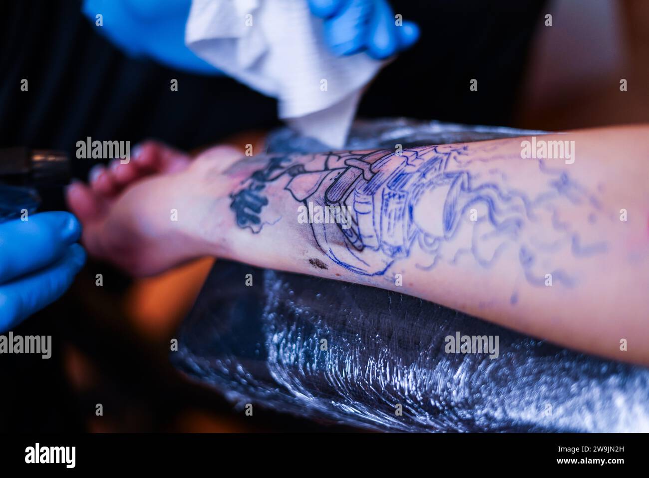 Making tattoo in the tattoo studio Stock Photo - Alamy