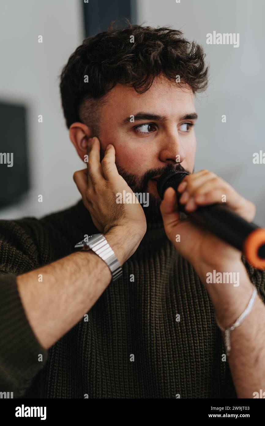 Singing worker hi-res stock photography and images - Alamy